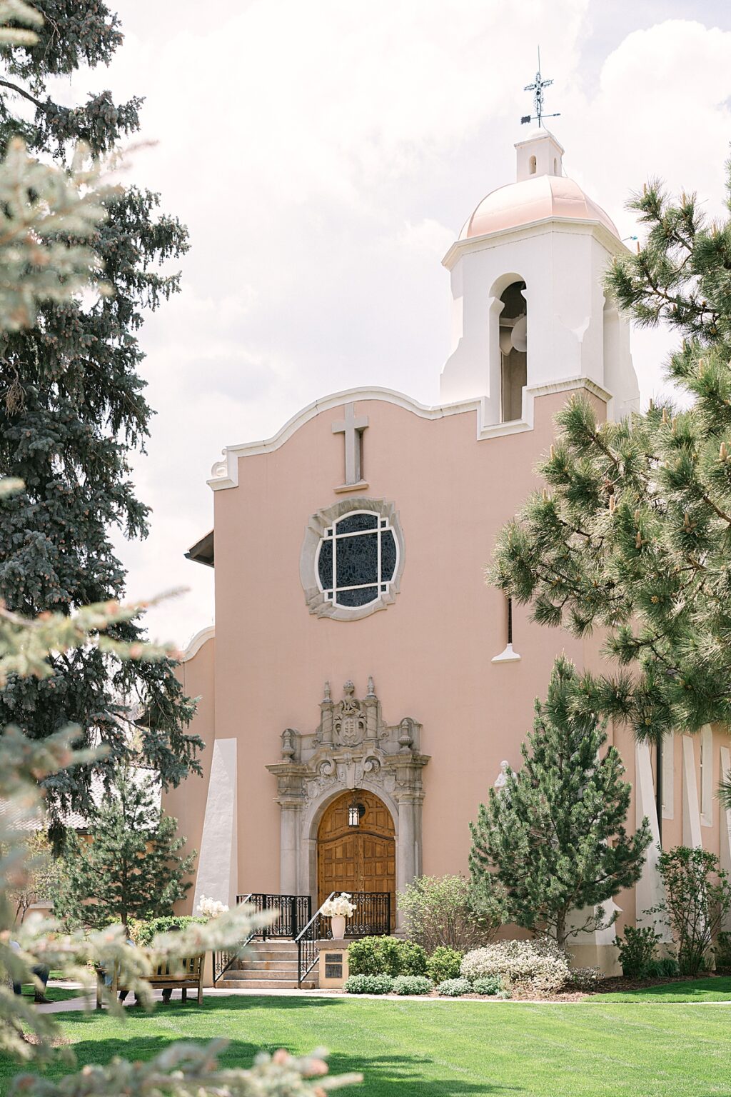 The Broadmoor Wedding at Pauline Chapel | Classic White Roses