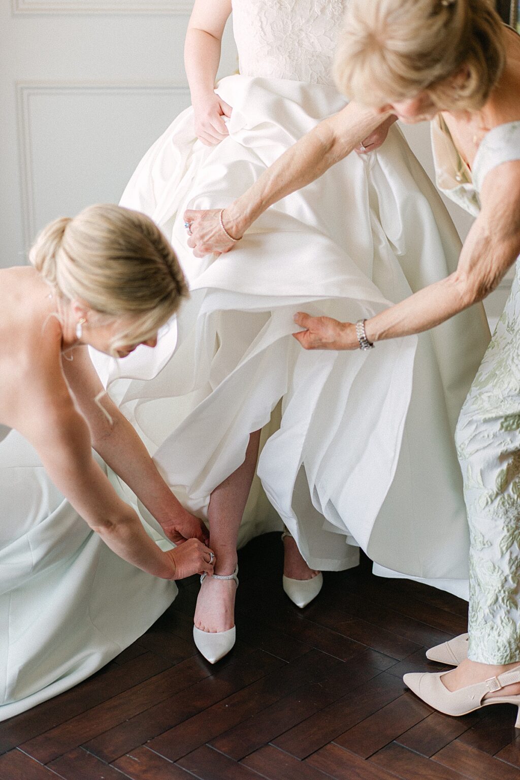 The Broadmoor Wedding at Pauline Chapel | Classic White Roses