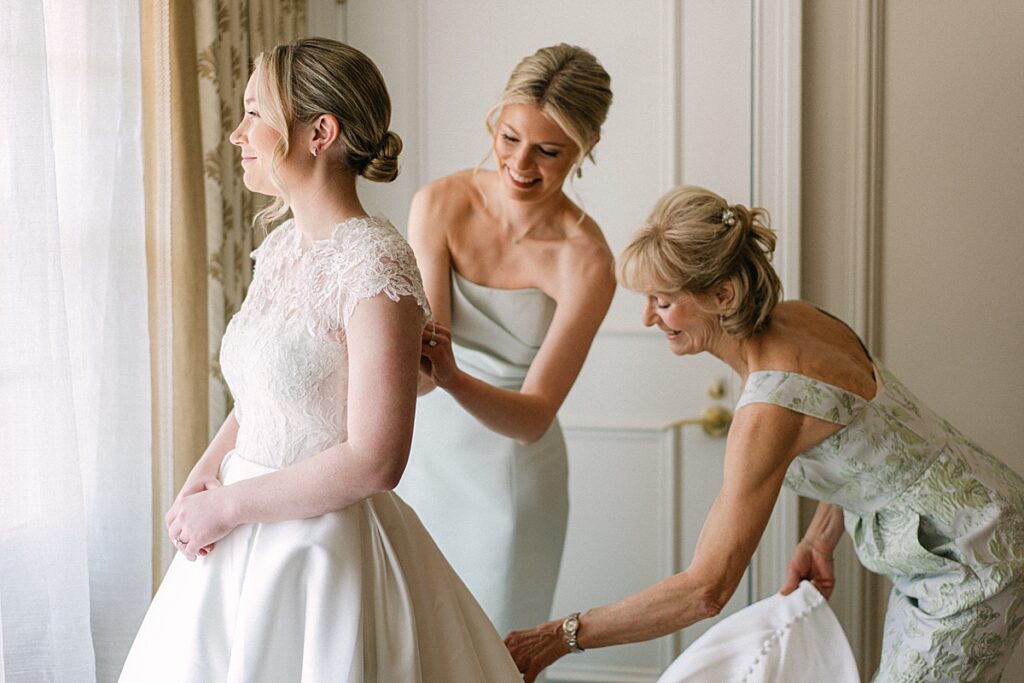 The Broadmoor Wedding at Pauline Chapel | Classic White Roses